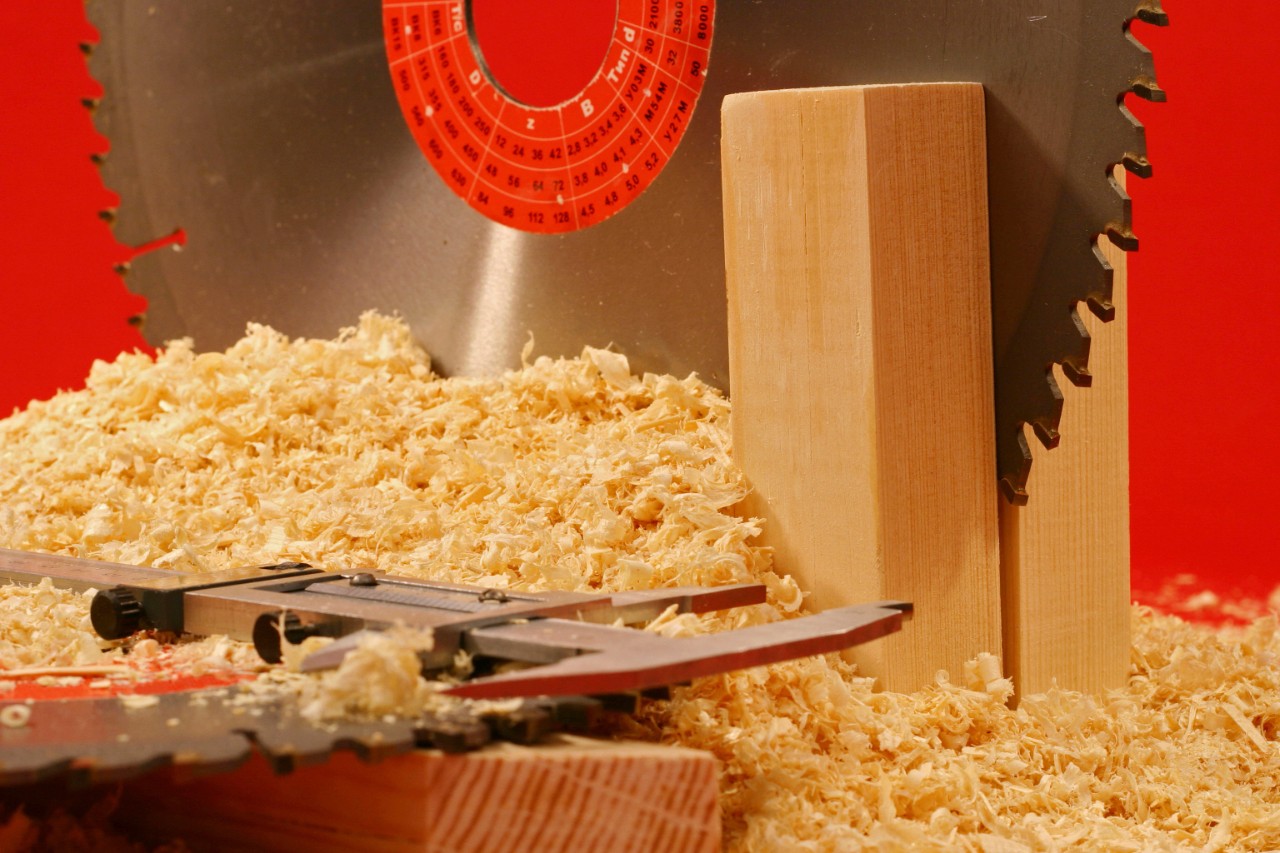 Dura-Life™ Filter Bags Last 3X as Long on Sticky Wood Dust | Donaldson ...